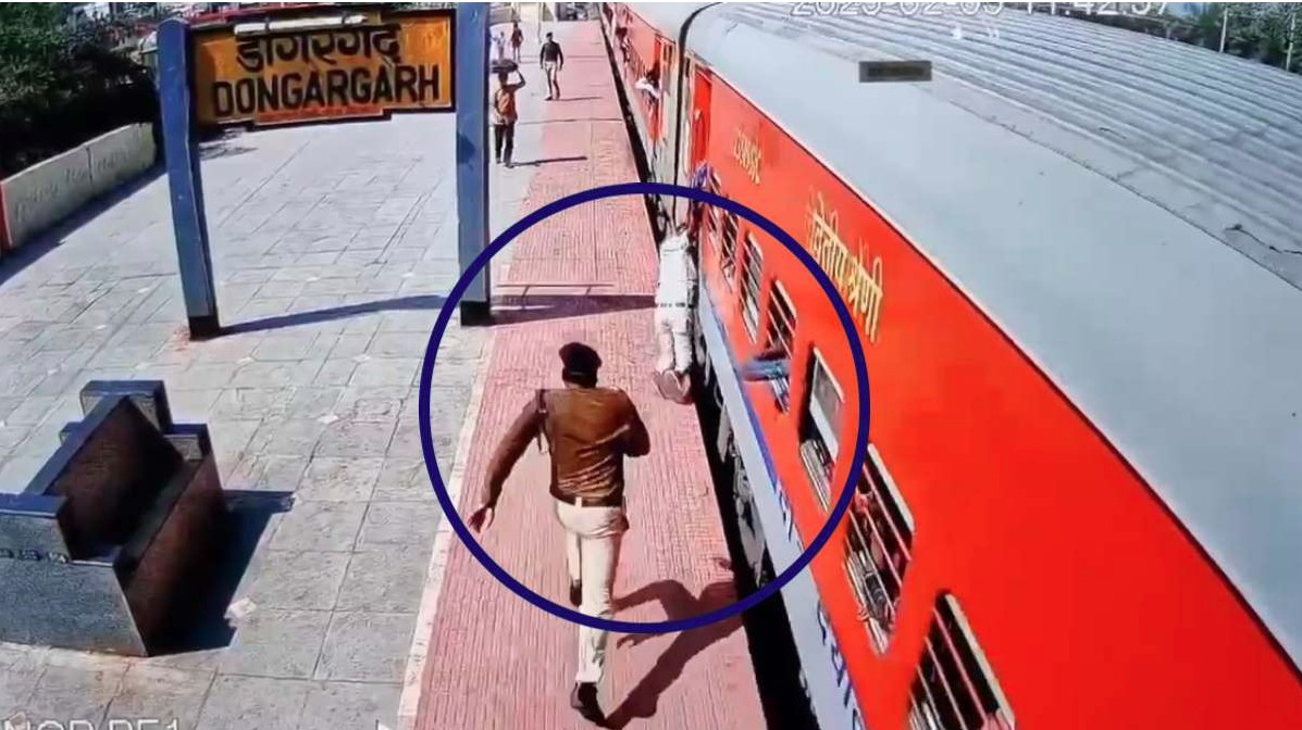 man Fell From Train rpf saved his life in dongargarh railway station